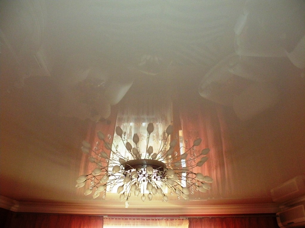 Глянцевый натяжной потолок » Гостиная в стили минимализм » Интерьер ...